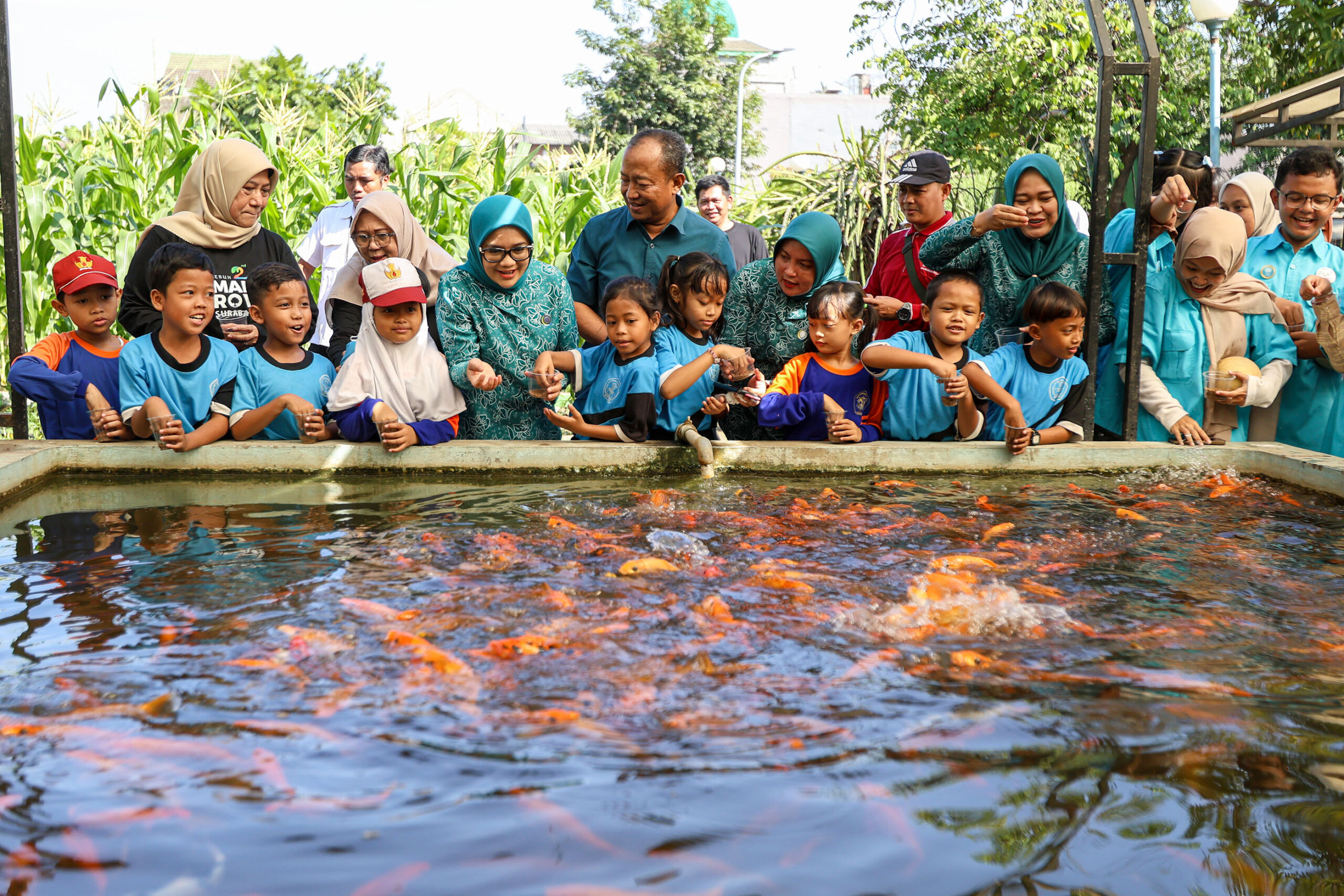 Peringati HAN 2025, Anak Surabaya Diajak Panen Sayur dan Ikan di Mini ...
